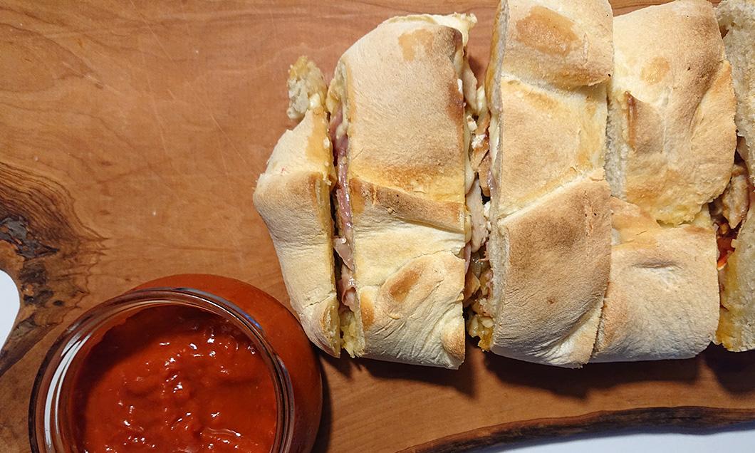 Ombolo v testu s pikantno omako - Znam.si