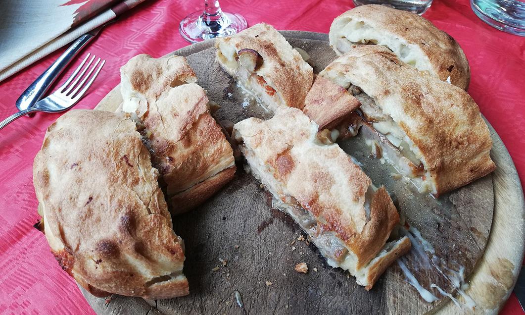 Ombolo v testu s pršutom, sirom in gobovo omako - Znam.si