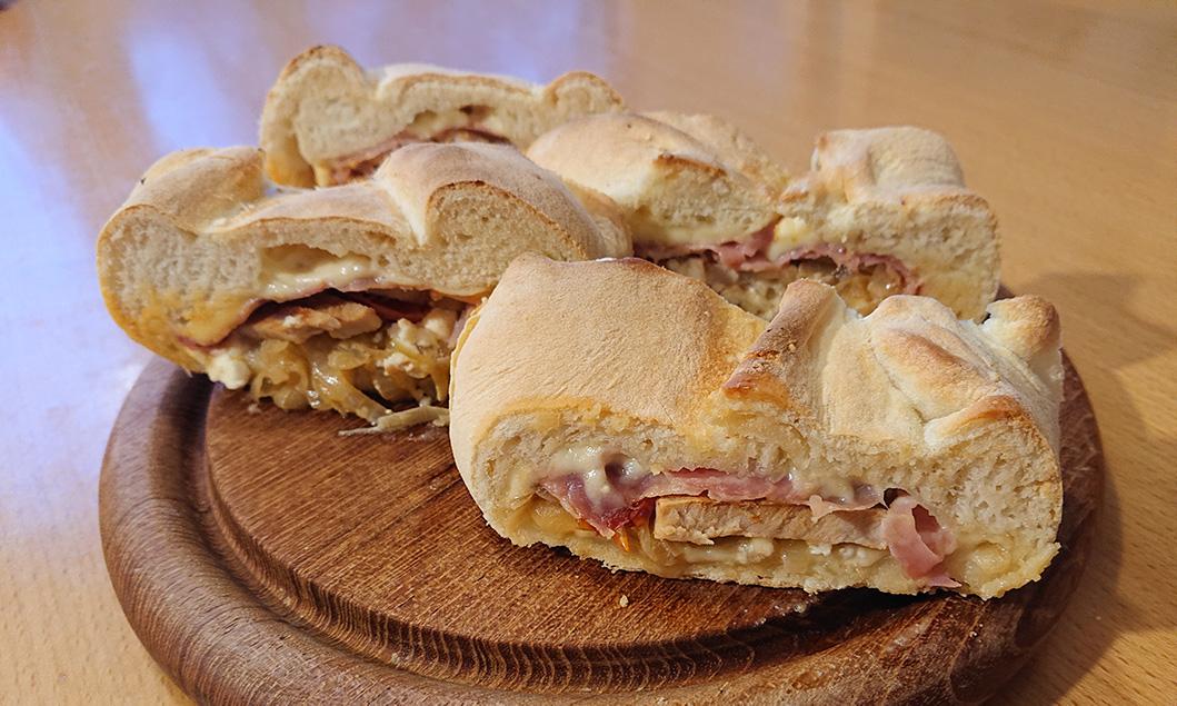 Ombolo v testu s karamelizirano čebulo - Znam.si