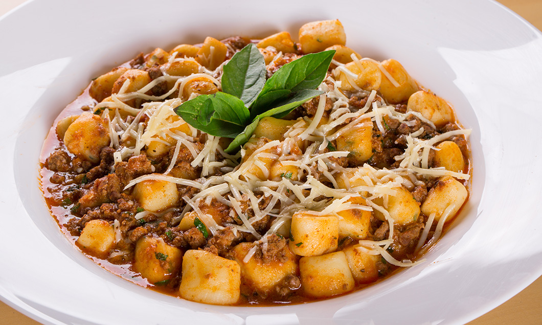 Domači njoki s pravo bolonjsko omako - Znam.si