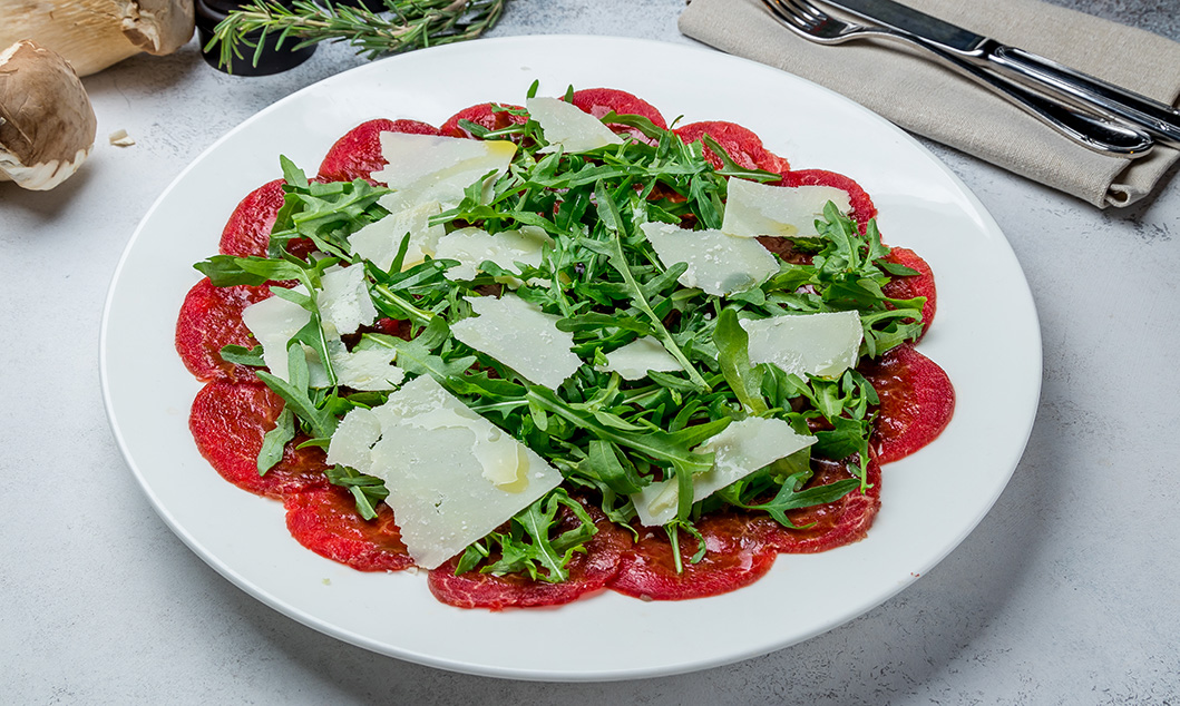 Goveji karpačo z rukolo in parmezanom - Znam.si