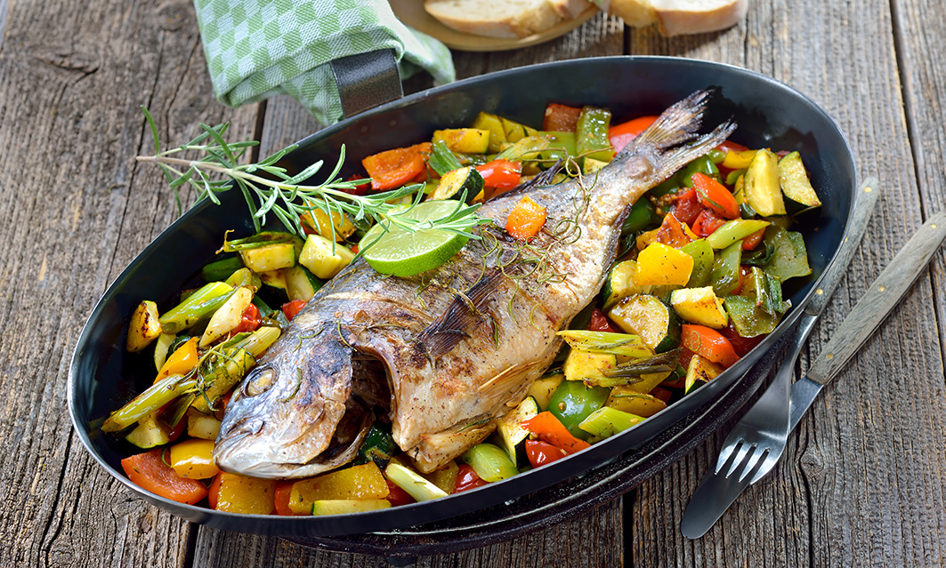 Orada v ponvi s poletno zelenjavo - Znam.si