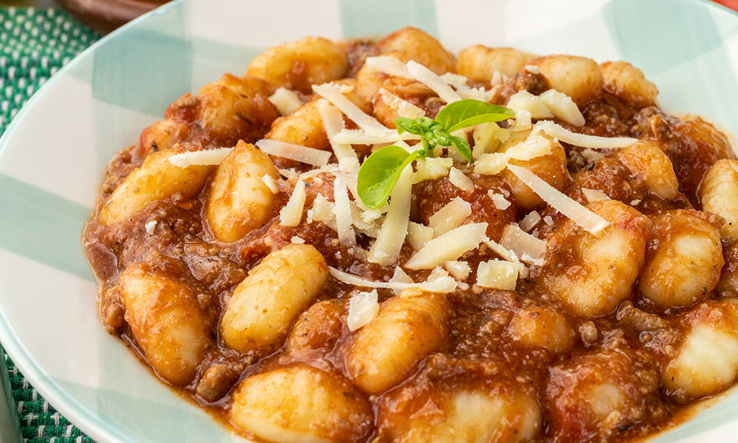 Domači njoki z mletim mesom - Znam.si