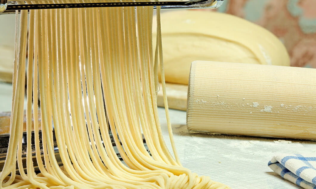 Domači rezanci z rumenjaki - Znam.si