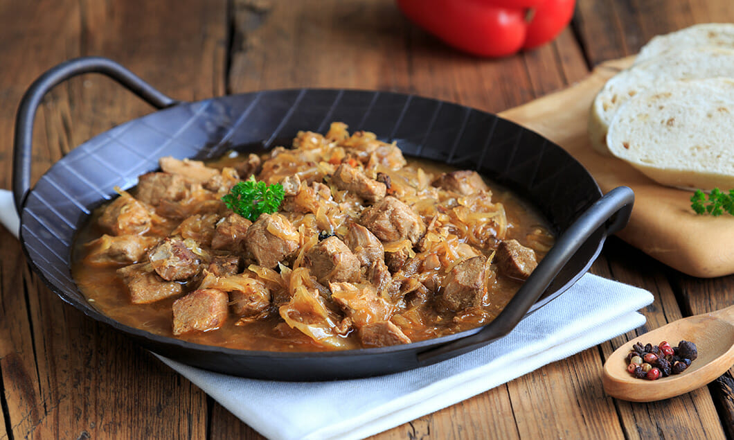 Segedin golaž z manj mesa - Znam.si