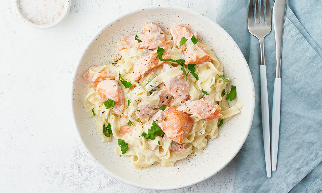 Smetanova omaka z lososom - Znam.si