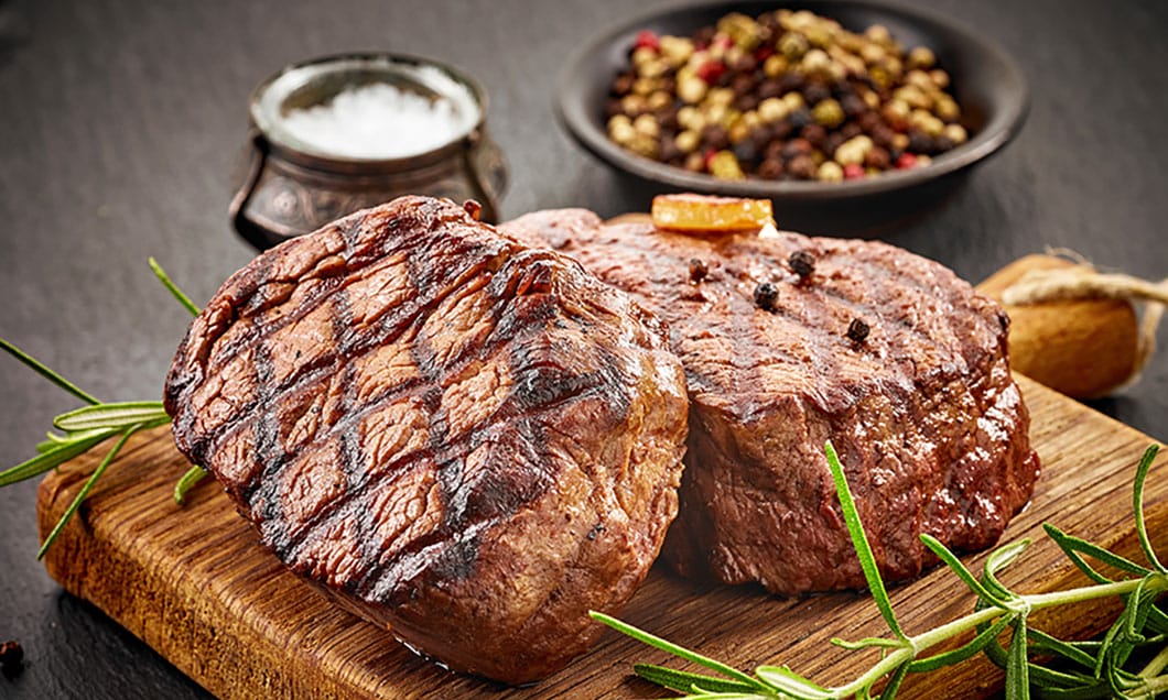 Biftek na žaru z rožmarinom in česnom - Znam.si