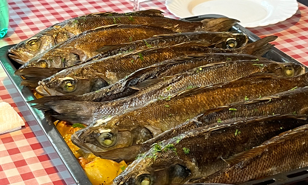 Pečen divji brancin s krompirjem – popoln sredozemski recept - Znam.si