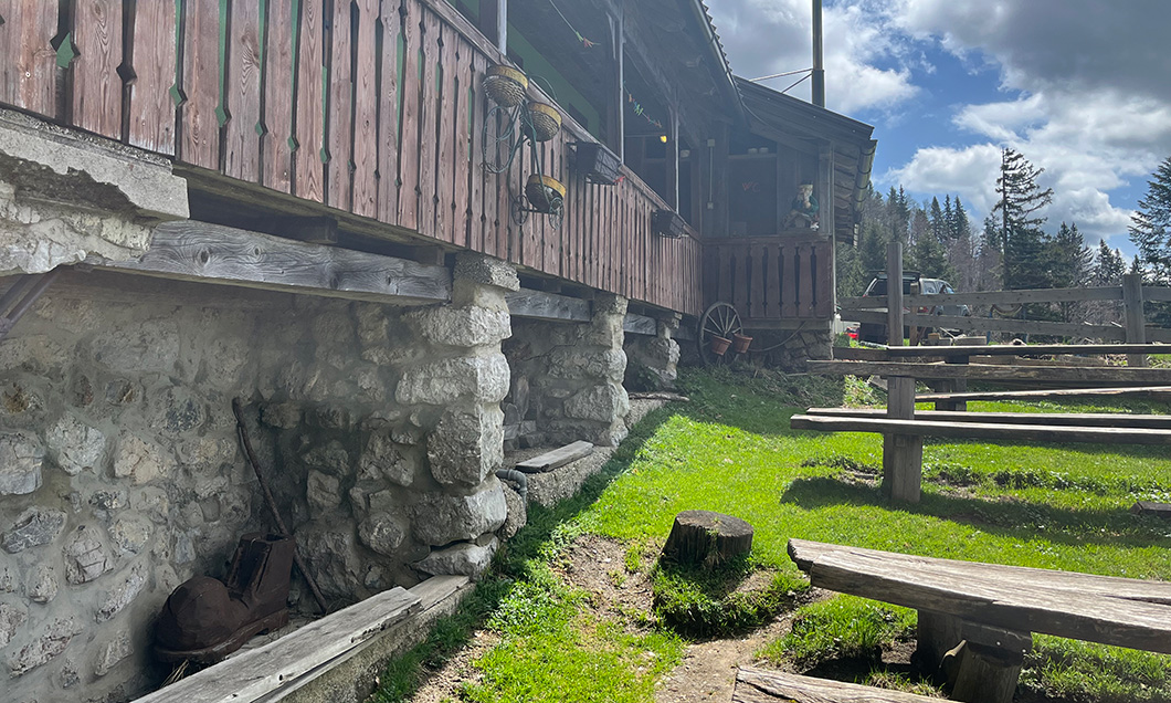 Koča na planini Prevala (1311 m) - Znam.si